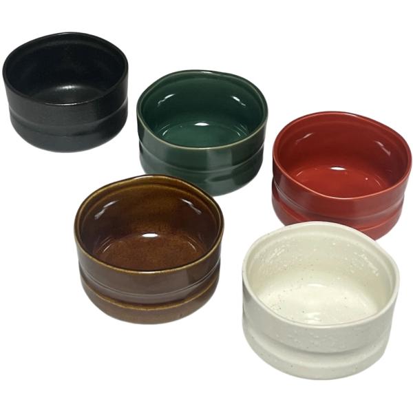 美濃焼の伝統を受け継ぐ「はんなり碗揃 5客セット」は、日本の茶道文化を現代の生活に取り入れるための洗練された選択です。このセットは、黒、緑、茶、赤茶、白の5色から成り、それぞれの色が異なる表情を見せます。色彩豊かでありながら、どの碗もシンプ...