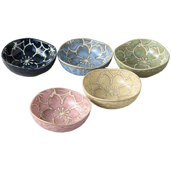 美濃焼の伝統と現代の技術が融合した「耀変華桜 三角小鉢揃」は、日本の食卓を彩るためにデザインされた小鉢セットです。各小鉢は、桜の花をモチーフにした繊細なデザインが施されており、色彩豊かな釉薬がそれぞれ異なる表情を見せます。このセットは、取り...