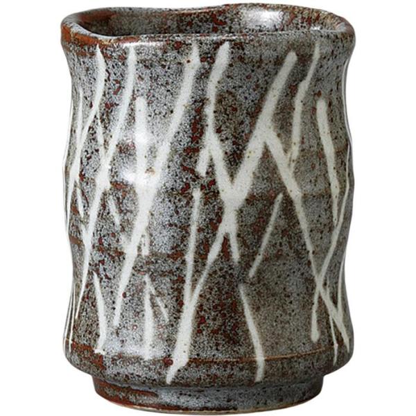 手になじみやすく使いやすい美濃焼の湯呑。絵柄にも一工夫施した湯呑で穏やかな時間を。奥深い質と色合いを楽しみながら、優雅なひとときを与えてくれることでしょう。長きにわたる伝統的な焼物の味わいをご堪能ください。商品サイズ：8.3×10.8cm商...