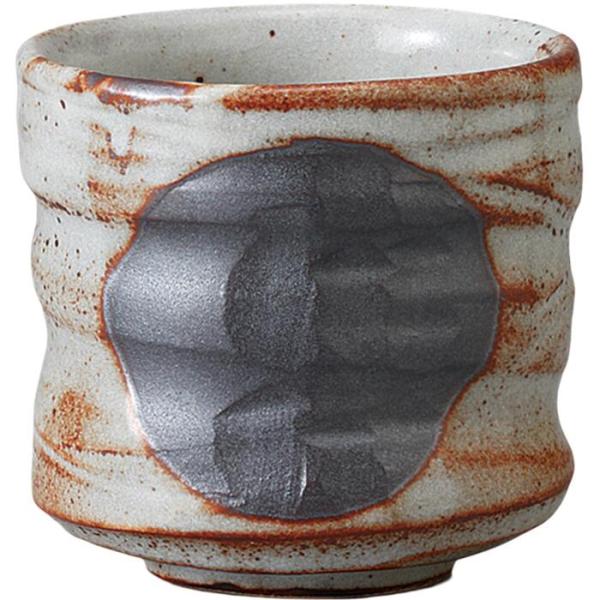 手になじみやすく使いやすい美濃焼の湯呑。絵柄にも一工夫施した湯呑で穏やかな時間を。奥深い質と色合いを楽しみながら、優雅なひとときを与えてくれることでしょう。長きにわたる伝統的な焼物の味わいをご堪能ください。商品サイズ：10.5×10.5cm...