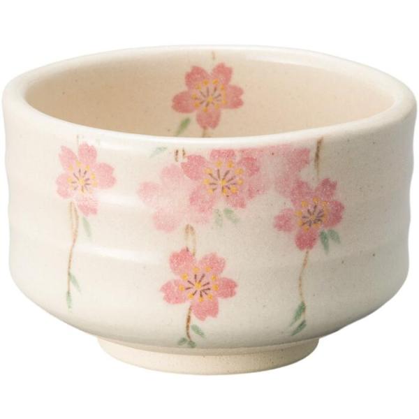 手になじみやすく使いやすい美濃焼の抹茶碗。絵柄にも一工夫施した碗で穏やかな時間を。奥深い質と色合いを楽しみながら、優雅なひとときを与えてくれることでしょう。長きにわたる伝統的な焼物の味わいをご堪能ください。商品サイズ：11.5×7.8cm商...