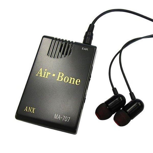 ※こちらは代引き不可商品になります。代引き以外のお支払い方法をご選択ください。商品説明 骨からも、耳からも聴こえるハイブリッド骨伝導イヤホン式集音器《エアーボーン》。デュアルモード振動子の採用により、空気振動と骨伝導振動を同時に動作する事で...