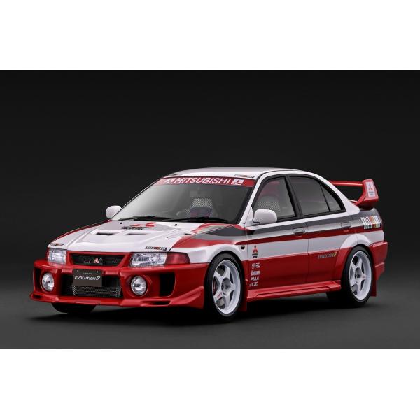 【発売日：2027年02月28日】「LANCER EVOLUTION V (CP9A) 」を1/18スケールレジンモデルで再現。ボディカラー：ホワイト/レッド。OZクロノタイプ 17インチホイール(ホワイト）にローダウン仕様。ワークスチーム...