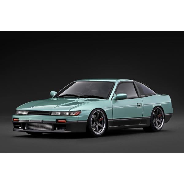 【発売日：2027年02月28日】「Nissan Sileighty」を1/18スケールレジン素材でモデル化。ボディカラー：グリーン/グレー。TE37タイプ17インチホイール（ポリッシュ＆ガンメタリック）にローダウン仕様。リヤスポイラー無し...