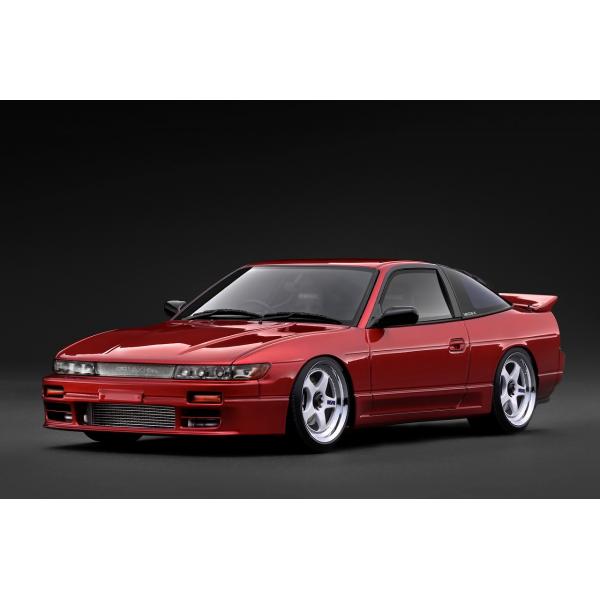 【発売日：2027年02月28日】「Nissan Sileighty」を1/18スケールレジン素材でモデル化。ボディカラー：レッドメタリック。NISMO LMGT2タイプ 18インチホイール（ポリッシュ＆ホワイト）にローダウン仕様。大型リヤ...