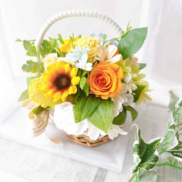 新発売！プリザーブドフラワーを含むため屋内インテリアでご利用いただけます！ひまわりの可愛いバスケット。プリザーブドフラワーも入り豪華です。アーティフィシャルフラワーは造花ですが、まるで本物に近い作りでとても綺麗です。また、扱い方に気を付けれ...
