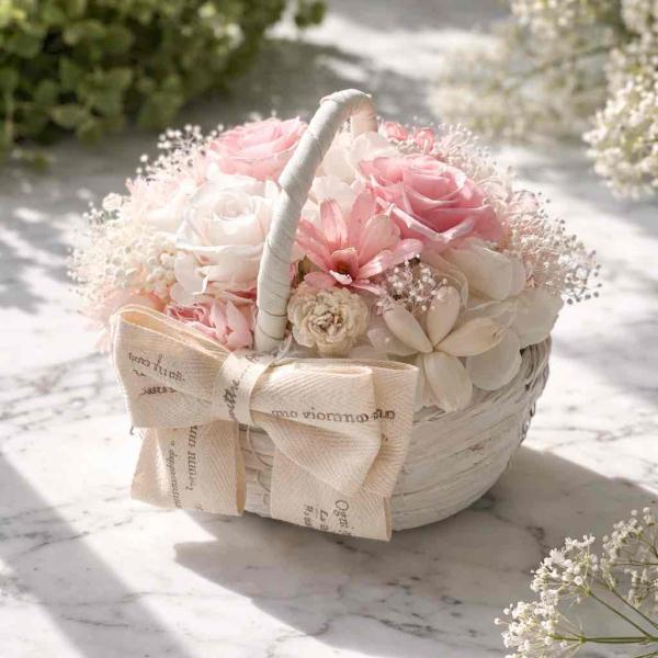 新発売です！母の日に。プレゼントにピッタリな高級感のあるバスケットアレンジ。ホワイトピンクのアレンジです！クリアケースに入れたお花をラッピングし、発送致します。フロストバッグお付けできます（選択）。納品書は同梱致しません。雑誌クロワッサン掲...