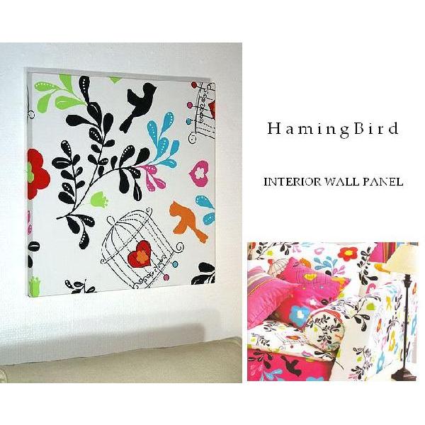 ■HAMMING BIRD■SIZE ：400×400×25mm■付属品 ：ファブリックパネル専用フック小鳥と鳥カゴののほほんとしたデザインです。配色が明るく可愛く飾れる１枚。子供部屋に最適。プレゼントにも最適☆。