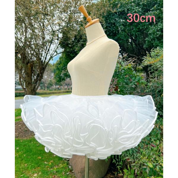 華やかな4層のオーガンジー素材を使用した、ボリューム満点のパニエが新登場！ミニ丈のドレスにぴったりの30cm丈で、美しいシルエットを演出します。ウエストはゴム仕様で快適な着心地を約束し、かぼちゃパンツも付いています♪カラーはホワイトとブラッ...