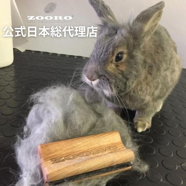 「ZOORO ゾロ グルーミングコーム」はペットの肌に優しく使いやすいです！【商品の特徴】・独自の波状に設計されたブレード（刃）により、やさしくブラッシングするだけで、抜け毛や汚れ、フケなどを取り除きます。・ブレードの素材はステンレススチー...