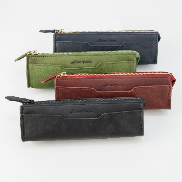 イタリアの名門タンナー「バダラッシ・カルロ社」が誇る『プエブロレザー』表面をわざと毛羽立たせた、和紙のような独特のマットな質感。 しかし、使い込むほどに繊維が寝ていき、驚くほど滑らかな手触りと、透き通るような「劇的なツヤ」が生まれます。商品...