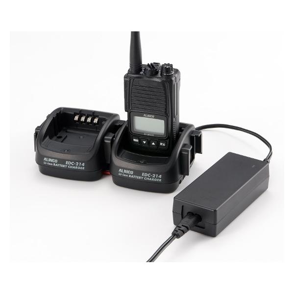 【インボイス対応済】EDC-188は連結充電用ACアダプターです。シングル充電スタンド(EDC-214R)と合わせて使用。ACアダプター1本に対し最大6台まで充電器を連結して充電できます。家庭用のAC100Vから充電可能。接続は工具不要のコ...