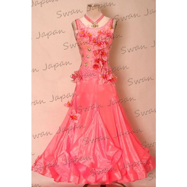 ※　こちらのドレスは、クリスアンのサテンシフォン生地を使用しております。ＡＵドレスは、ハイクオリティーでゴージャスな競技用・デモ用ドレスです。エレガントなデザインが多く、スカートの円周もたっぷり取ってありますので、ドレスがよく踊ります。スカ...