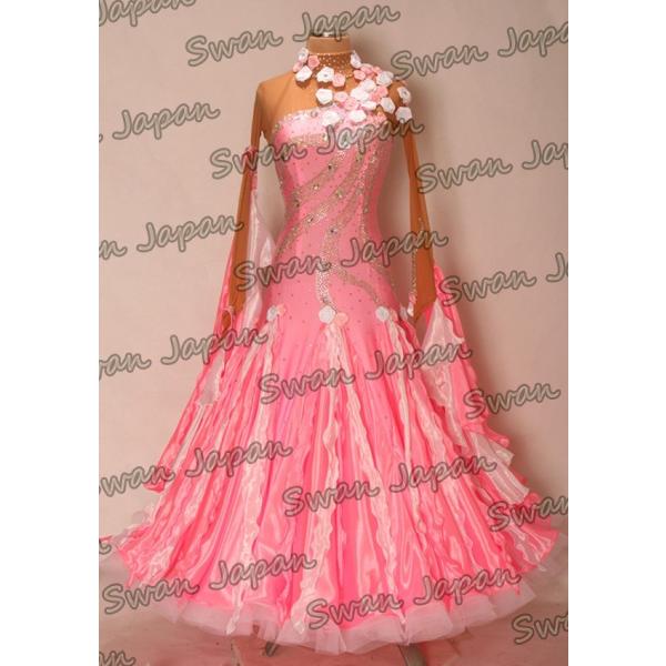 ※　こちらのドレスは、クリスアンのサテンシフォン生地を使用しております。ＡＵドレスは、ハイクオリティーでゴージャスな競技用・デモ用ドレスです。エレガントなデザインが多く、スカートの円周もたっぷり取ってありますので、ドレスがよく踊ります。スカ...