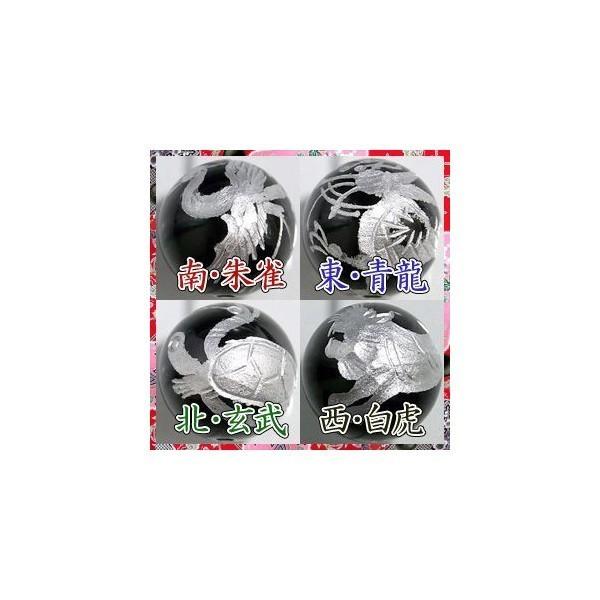 風水 四神獣手彫りオニキス 銀 12mm(玉) 丸玉 四神4玉セット パワーストーン青龍・朱雀・白虎・玄武の四神が彫り込まれた12mm(玉)のオニキス・4玉セットです。四神獣は東西南北を守護する神の化身として、古くから開運・招福の象徴とされ...