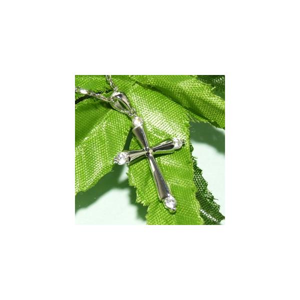 四隅にバランス良くジルコニアが配置された、とてもシンプルで綺麗に仕上がったクロスモチーフのネックレスです。ジルコニアの綺麗な輝きが小ぶりなクロスにしっかりとした存在感を与えてくれています。商品データ●ペンダントトップ・素材 シルバー925(...