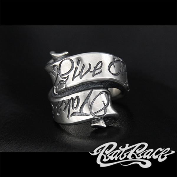 【RAT RACE/ラットレース】メンズ ブランド リング 指輪こちらは受注製作品のため、お届けに2〜3週間程のお時間を頂きます。ご了承下さい。"KING OF SKULL"【RAT RACE/ラットレース】メッセージオンリボンリングのニュ...