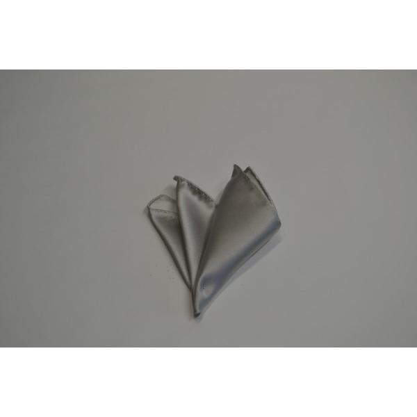 日本製：京都西陣織：シルク100％細やかな縫製。縁縫いの幅0.3cm生地がとてもしっかりしているので、ポケットの下に沈むこともなくふわっとした感じに仕上がります。ポケットチーフ（1辺）：30cm結婚式・披露宴（礼装用）