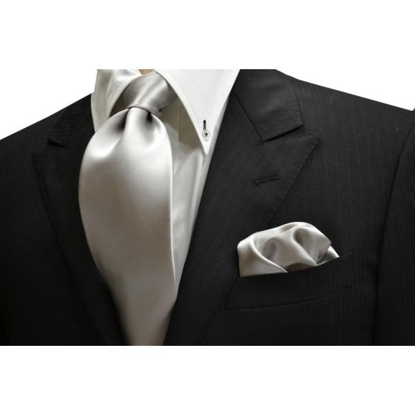 日本製：京都西陣織：シルク100％手縫い縫製。天然ウール芯。ポケットチーフは縁縫いの幅0.3cmネクタイの表裏同生地(通常より2割多く生地を使用)ポケットチーフは生地がとてもしっかりしているので、ポケットの下に沈むこともなくふわっとした感じ...