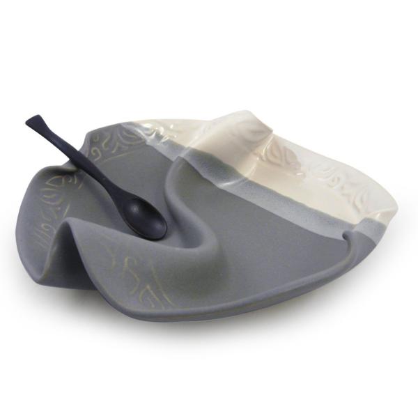 商品名: Contemporaryツイスト調味料入れ/ Relishディッシュプレートで分割グレー/ホワイト、手作り陶器、8インチ Contemporary Twist Divided Condiment/Relish Dish Plate...