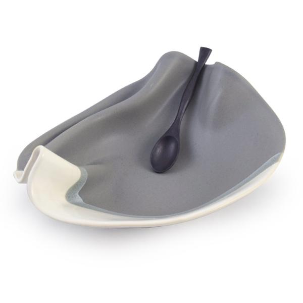 商品名: コンテンポラリーツイストリップルディッシュ グレー/ホワイト ハンドメイド陶器。 Contemporary Twist Ripple Dish in Grey/White, Handmade Potteryブランド: Hilbor...