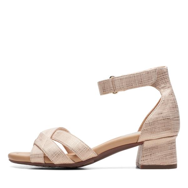 商品名: Clarks (クラークス) レディース Desirae Lily ヒールサンダル, サンドメタリック, 7 Clarks Women's Desirae Lily Heeled Sandal, Sand Metallic, 7ブ...