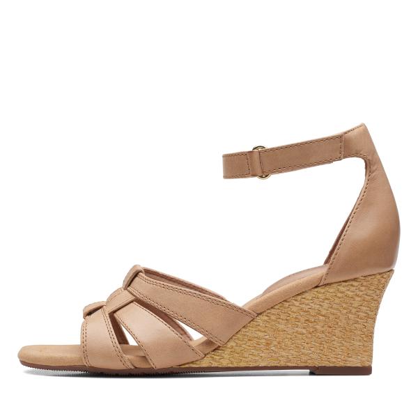 商品名: Clarks (クラークス) レディース Kyarra Joy ウェッジサンダル, 暖かいベージュレザー。, 6.5 Wide Clarks Women's Kyarra Joy Wedge Sandal, Warm Beige ...
