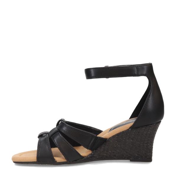 商品名: Clarks レディース Kyarra Joy ウェッジサンダル, ブラックレザー, 9 Wide Clarks Women's Kyarra Joy Wedge Sandal, Black Leather, 9 Wideブランド...