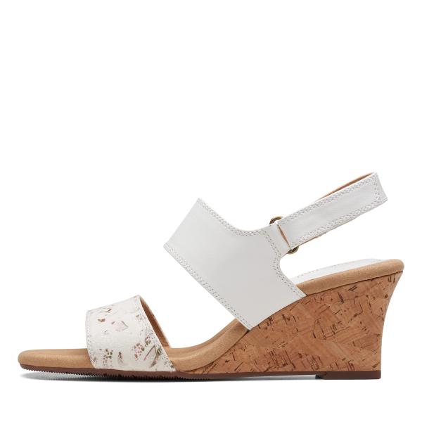 商品名: Clarks (クラークス) レディース Kyarra Faye ウェッジサンダル, ホワイトレザー, 7.5 Wide Clarks Women's Kyarra Faye Wedge Sandal, White Leather...