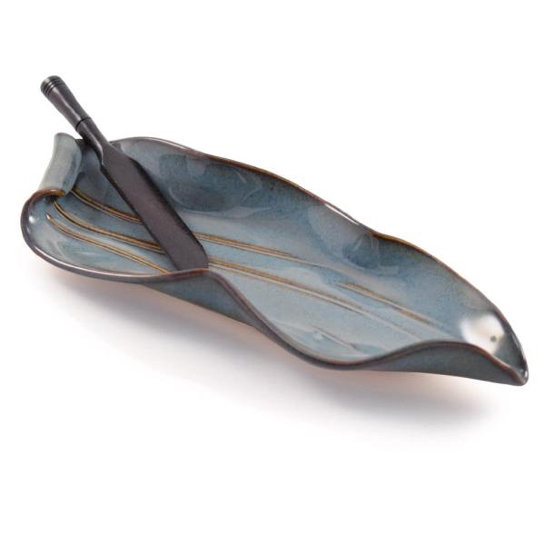 商品名:  Hilborn Blue Leaf Butter Serving Dish with Wooden Butter Spreader, Handmade Pottery, 8.25-Inchブランド: Modern Artisan...