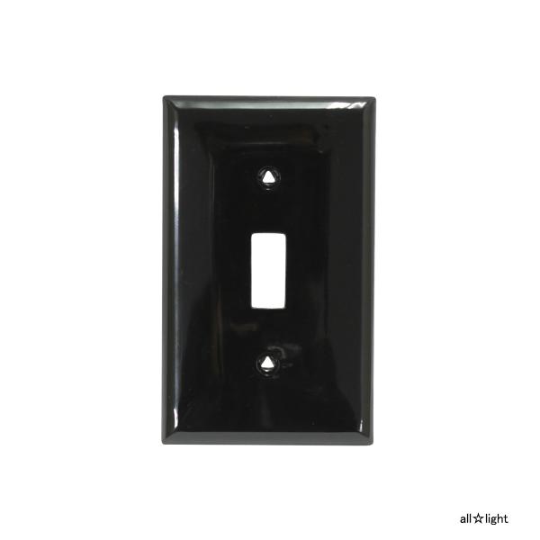 メーカー：COOPER Wiring Devices / クーパー ワイリング デバイス　　 シリーズ名： アメリカンスイッチ（トグルスイッチ）プレート　　　サイズ：W70×H114（mm）色：ブラック素材：耐熱プラスチック※商品に細かいキ...