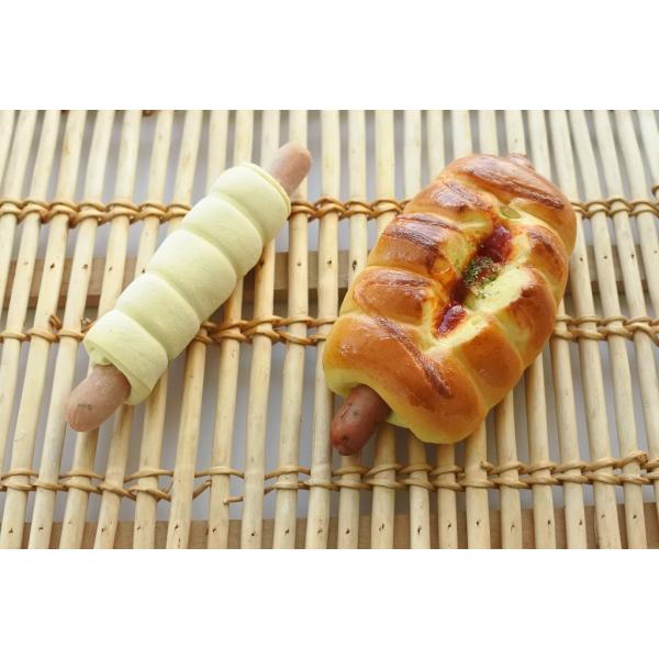 ■内容量 94g×50個■メーカー 敷島製パン株式会社■保存方法 -18℃以下で保存して下さい。開封後は、お早めにお召し上がりください。■発送方法 クール便（冷凍）■原材料 バジル入りソーセージ（国内製造）、小麦粉、マーガリン、砂糖、卵、パ...