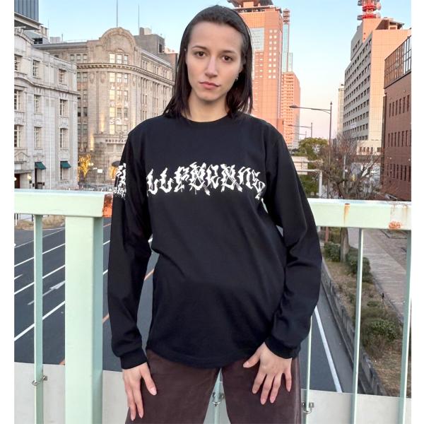 独創性溢れるツーフェイス ティー ロンＴ シャツ今回もAFOとIVOLY氏のデザインコラボレーションで泣く笑うの二つを描いたトラディショナルなアートデザイン。【愛彫（IVOLY one）】伝統とstreetの調和を図る刺青師。関西を拠点に活...