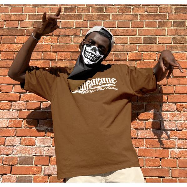 チカーノテイスト オールドイングリッシュ ロゴ Ｔシャツしっかりとしたタフな質感 YOROI 鎧シリーズ「16番」の太糸で「双糸」2本絡めで強化した『16番手双糸 天竺』生地使用【MODEL】Male / FAYE 197cm 97kg X...