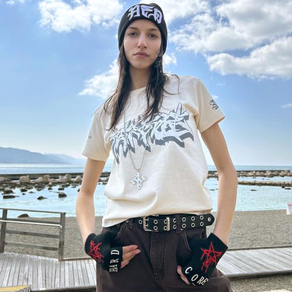 グラフィック ティーシャツ【素材】コットン 100％ 【MODEL】FEMALE / ANKA 169cm / XS6.2oz Teeサイズ :着丈/身幅/袖丈(cm)XS:57/42/15S:63/47/18M:68/52/22L:72/...