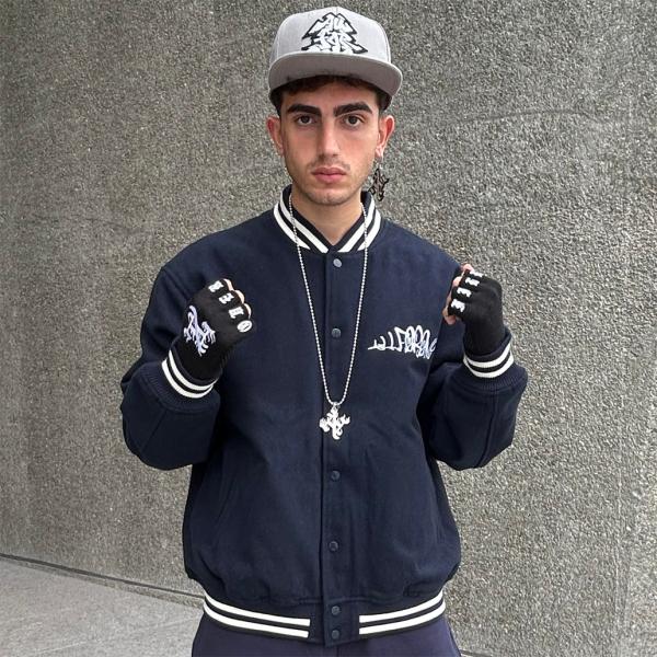 Artistic Scribble STADIUM JACKET厚手のウール素材（メルトン）で仕上げたストリートテイスト 刺繍 スタジャン衿（えり）と裾（すそ）袖口にラインの入ったニットリブ使用脱着しやすい フロント スナップボタンSTAD...