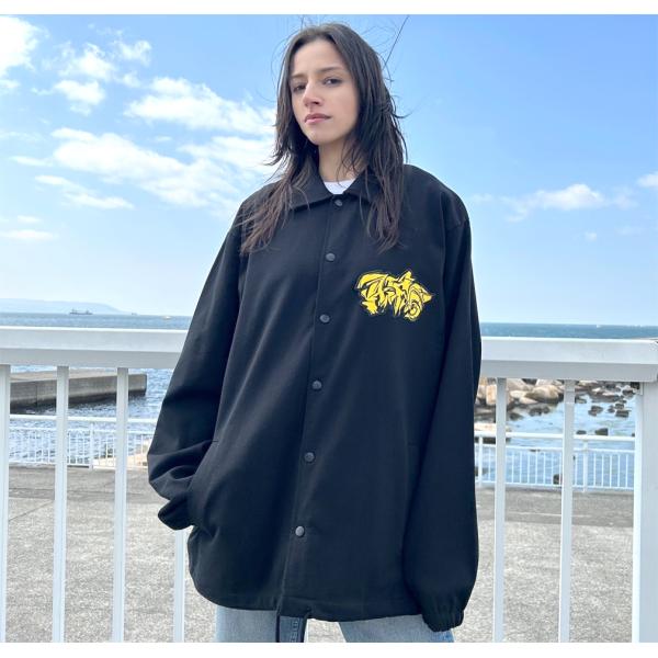 グラフィック コーチジャケット立体的に描かれたAFO グラフィックアート太番手の糸を使用ししっかりとしたヨレ知らずの質感【素材】コットン 100％ （シシュウ マーキング）【MODEL】FEMALE / ANKA 169cm / XL【サイ...