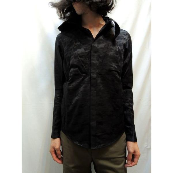 ◆商品説明カモフラージュ柄のジャガード生地を使用したシャツジャケット。CIVILIZEDらしい"ミリタリーテイスト"溢れる、フード付デザインのシャツジャケットです。カモフラージュ柄のジャガード生地を使用している為、光の当たる角度で柄の見え方...