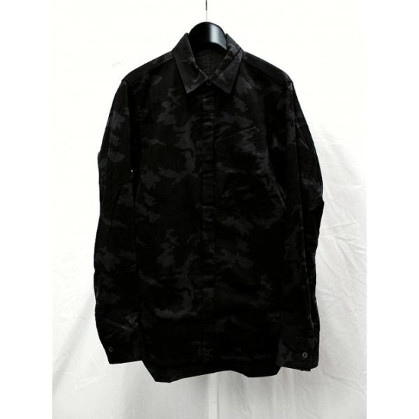 ◆商品説明カモフラ柄をのせた"コットンフラノ生地"のシャツ★素材は綿100%のフランネル生地を使用。 カモフラ柄をのせる事で"存在感"のある表情となっております。斜めに角度を付けた左胸ポケットや、背面のみ着丈を長く設定する等、ディテールへの...