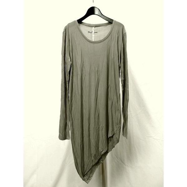 ◆商品説明ビスコース100%の滑らか生地を使用した【"モード感"漂うカットソー】【超】滑らかな肌触りと柔らかさから生まれる"独特の着心地"が楽しめる生地です。裾を大胆にアシンメトリーにしたデザインが特徴。 袖口と裾部分は【カットオフ】仕上げ...