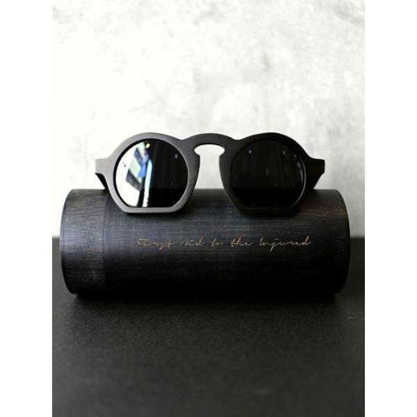 ◆商品説明黒檀製のサングラス★"曲線"と"直線"を織り交ぜた独創的なデザインが特徴。 重量も少なく、軽いかけ心地です。フレーム部分には、あえて【黒檀】を使用する事で、無地ながら1点1点で少しずつ異なる表情(味)を持たせております。※黒檀特有...