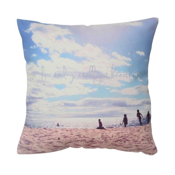 ハワイの雰囲気いっぱいのクッションカバー！  キャンバス素材でしっかりしています。    【材質】ポリエステル100％　　  【サイズ】縦：40cm 横：40cm    ご購入を希望されるお客さまは「カートに入れる」ボタンを押してください。