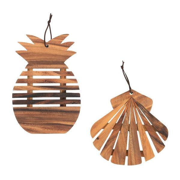 パイナップル：約17.5×25cmシェル：約20×20cm食卓を彩るハワイアンな木製の鍋敷き！大切な人と笑顔であふれる日々を♪天然木の素朴なぬくもりがキッチンや食卓を彩ってくれるおしゃれなアカシア製鍋敷きです。※木目や色合いはひとつずつ異な...