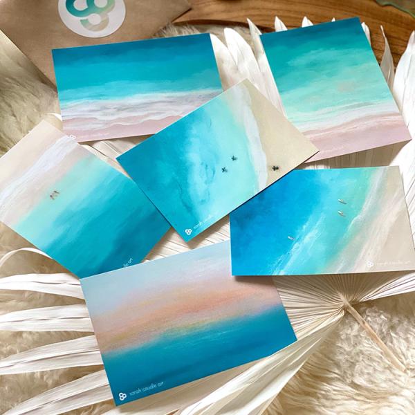 ハワイ人気アーティスト「Sarah Caudle（サラカードル）」アートのポストカードセット6枚入り！ダイナミックな色彩と流れるような動きのある表現スタイル、有機的な構図でハワイの自然や青い海や波を描いた彼女の作品は、安らぎとアロハに満ち、...