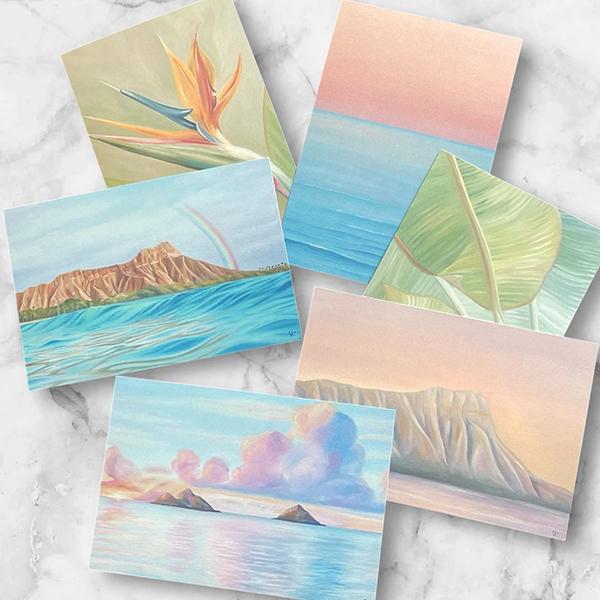 ハワイ人気アーティスト「Sarah Caudle（サラカードル）」アートのポストカードセット6枚入り！ダイナミックな色彩と流れるような動きのある表現スタイル、有機的な構図でハワイの自然や青い海や波を描いた彼女の作品は、安らぎとアロハに満ち、...