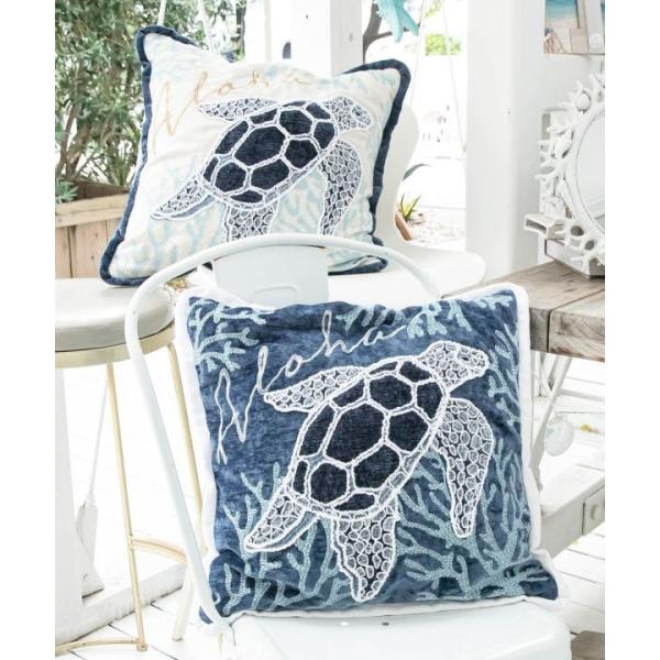 様々なテクニックの刺しゅうが施された、海を優雅に泳ぐホヌ柄のクッションカバー。ハワイのホテルにありそうな高級感で、お部屋のアクセントに最適です。男女問わず人気がある「ホヌ」は危険や災いから身を守る守り神として、ハワイ現地でも親しまれています...