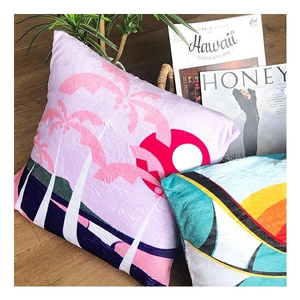 送料無料 サーフアーティスト「Tom Veiga（トム ヴェイガ）」アートデザインのおしゃれな クッションカバー です。ハワイアンデザインユニセックスなデザインはお部屋のソファにハワイアンな空間を演出してくれます。やわらかくなめらか素材で肌...