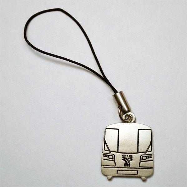 バンコク市内を走るスカイトレインをモチーフにした、かっこいいストラップです。金属製でスーベニア商品になります。サイズ：約W18mm×H70mm（本体：約W18mm×H20mm）生産国：タイ