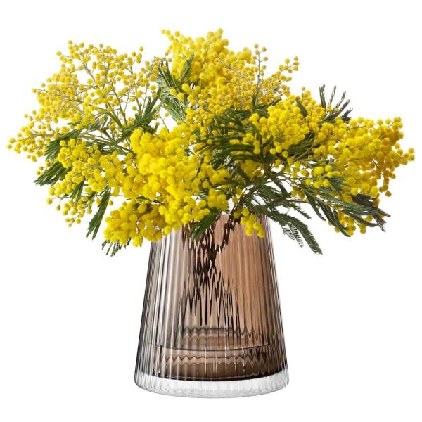 熟練の職人技が光る、吹きガラスと粉体塗装スチールを組み合わせた、洗練されたキャンドルホルダー。モジュール式デザインで、ガラスベースは花瓶としても使用可能。光と影が美しく反射し、空間に暖かみを添えます。スチール製ディスクは取り外し可能で、ガラ...