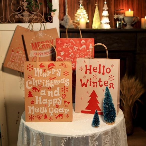 ナチュラル感あるクラフト紙にクリスマスオーナメントを北欧テイストに描いたペーパーバックです♪クリスマスプレゼントのラッピングにおすすめな包装資材です。枚数：1枚仕様：両面印刷　マチあり　紙ひも材質：クラフト紙サイズ:【Mサイズ】(1)25x...